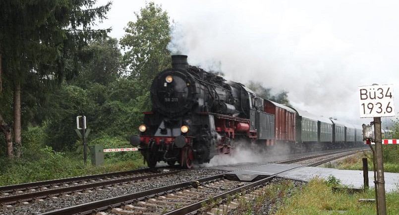 Dampflok-Kraftpaket G 12 tankt in Neheim-Hüsten Wasser