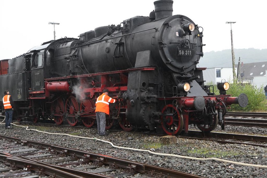 Dampflok-Kraftpaket G 12 tankt in Neheim-Hüsten Wasser