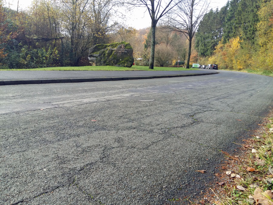 Straße zur Sauerlandklinik bekommt neue Asphaltdecke