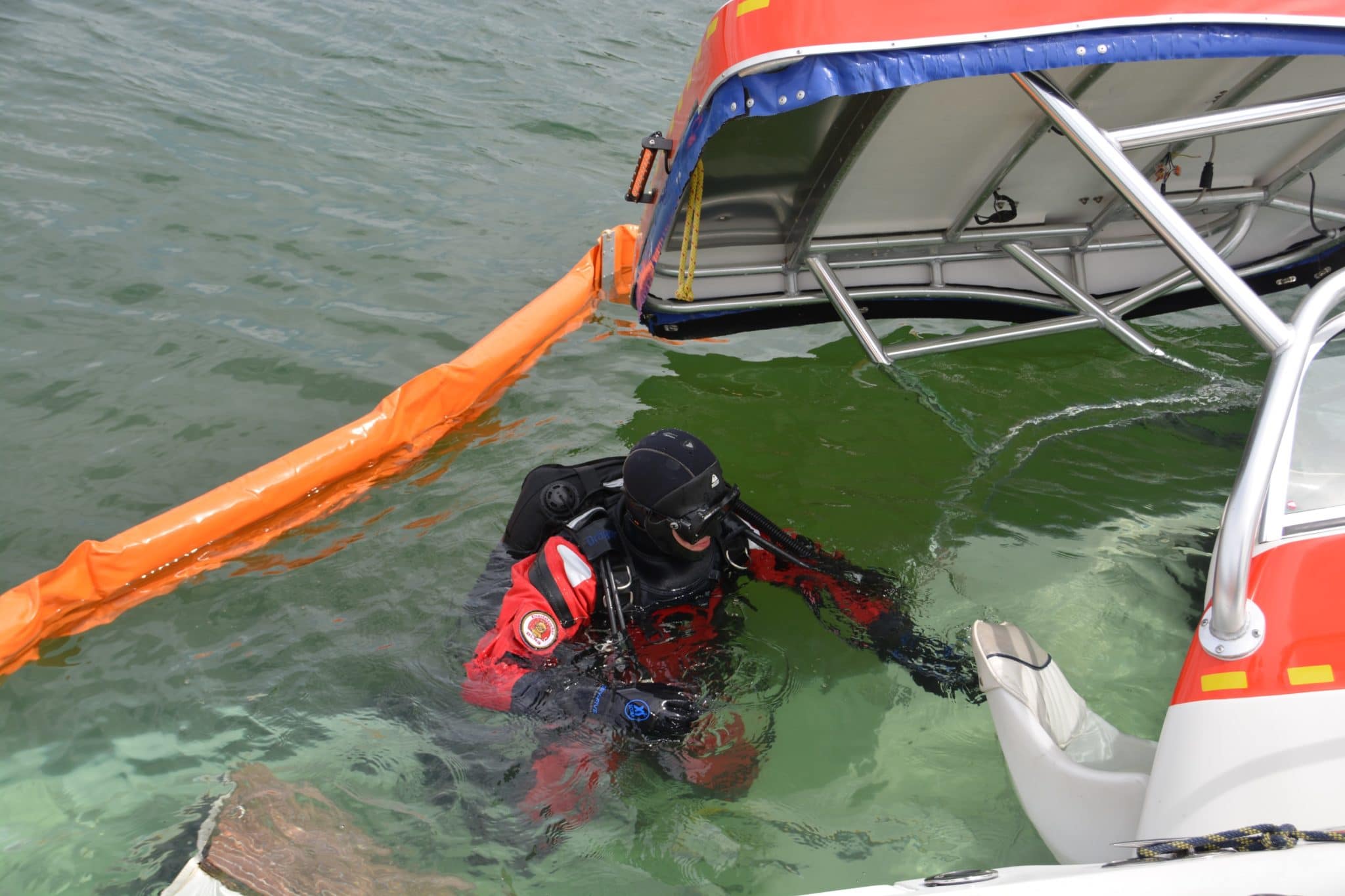 DLRG-Rettungsboot an Steganlage gekentert - Feuerwehr Sundern hilft bei ...