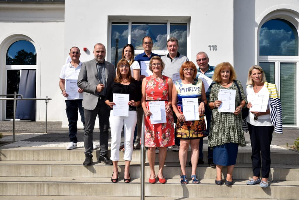 Neue Arnsberger seniorTrainerinnen und seniorTrainer erhalten ihre ...