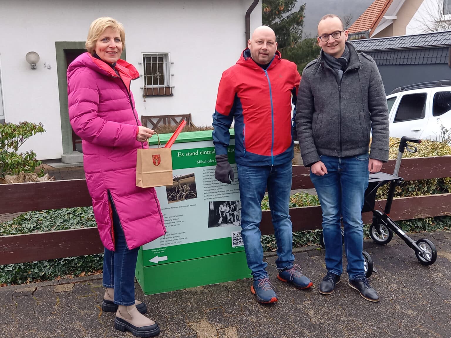 Bezirksausschuss Müschede verteilt Neubürgerpaket