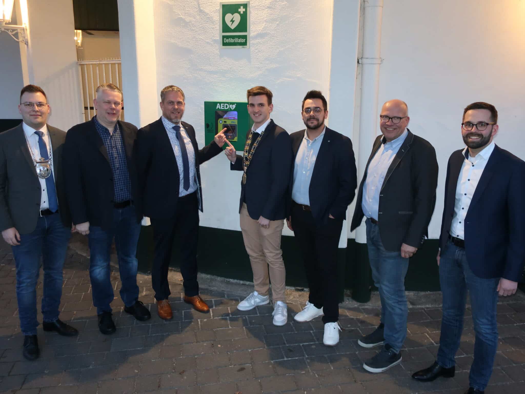 Sunderner Schützen nehmen Defibrillator in Betrieb
