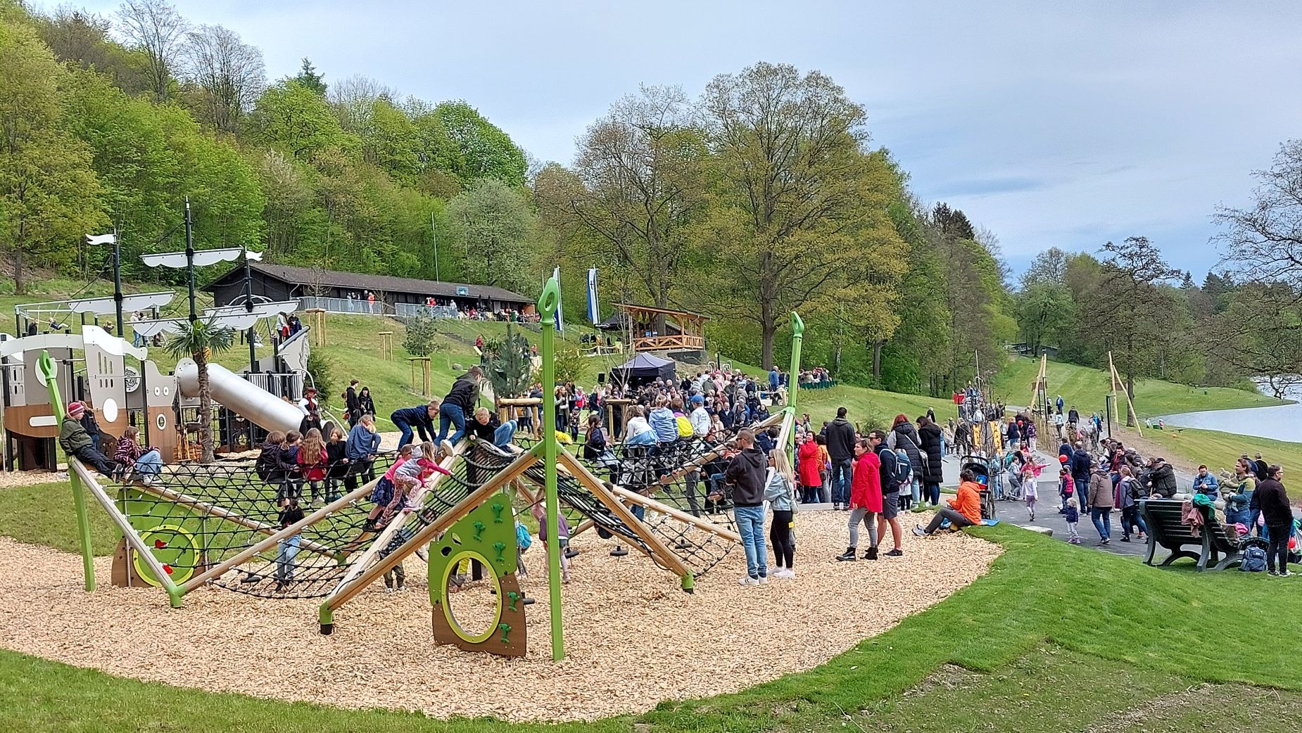 „Piratenbucht“ am Hennesee eröffnet: Ort für „unvergessliche Erlebnisse ...